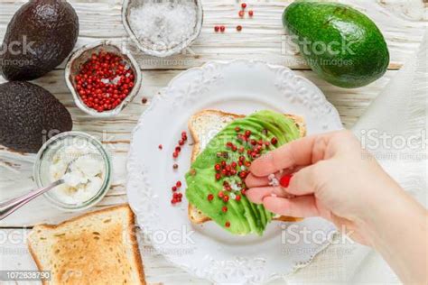 빵 토스트와 아보카도 코 티 지 치즈 조 악한 바다 소금 핑크 페 퍼의 준비 건강 한 미식 아침 식사 거친에 대한 스톡 사진 및 기타 이미지 Istock