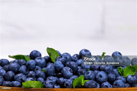 블루베리의 클로즈업 화이트 탑 뷰에 그린 민트 잎 여름 갓 베리 카피 스페이스 0명에 대한 스톡 사진 및 기타 이미지 0명 개체 그룹 건강관리와 의술 Istock