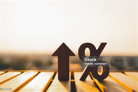 백분율 모델의 실루엣과 저녁 하늘이 있는 위쪽 화살표 성공을 위한 주요 개념 방법 인플레이션 개념을 수정하기 위해 연준 금리를