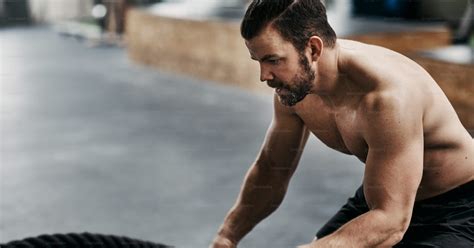 체육관에서 운동 세션 동안 로프로 운동하는 운동복에 맞는 청년 사진 Unsplash의 덴마크 이미지