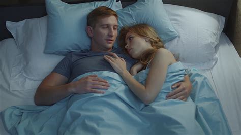 Мачеха и пасынок делят кровать в одном номере фото