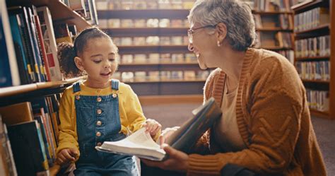 학습 책 할머니는 도서관 독서 교과서에서 소녀와 함께 있습니다 교육 학교 발달 또는 행복한 사람들 연구 지식 또는 정보를 위해 공부하는 서점에서 노인 여성과 아이 읽기에