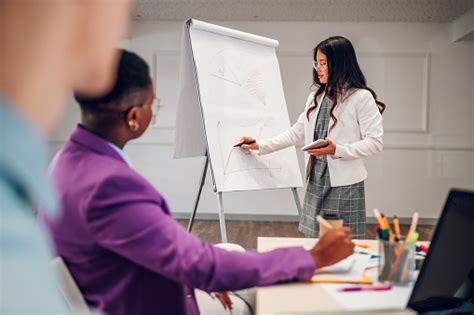 사무실에서 회의 중 프레젠테이션을 들고 있는 아시아 사업가 20 24세에 대한 스톡 사진 및 기타 이미지 20 24세 25 29세 경영자 Istock