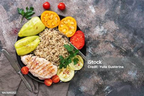 노아와 소박한 배경에 야채 닭 구이 등심 부처님의 그릇입니다 건강 한 식 생활의 개념입니다 위에서 보기 텍스트에 대 한 공간입니다 0명에 대한 스톡 사진 및 기타 이미지