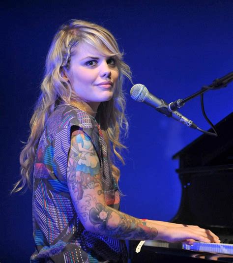 Coeur De Pirate Elle Pose Nue