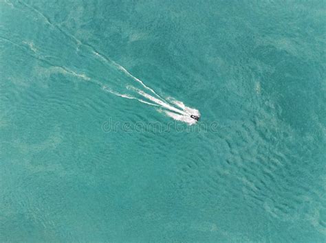 Jet Ski Reitet Auf Das Wasser Die Ansicht Von Der Spitze Seeunterhaltung Auf Dem Meer Aquabike