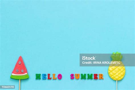 안녕하세요 여름 화려한 텍스트 파인애플과 워터 멜론은 파란 종이 배경에 막대기에 막대 사탕 개념 휴가 또는 휴일 창조적 인