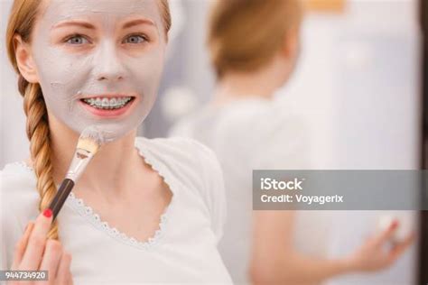 여자 부착으로 있는 브러시 리펄스 진흙에서 ㅁ마스크 자신의 얼굴을 가꿔주기에 대한 스톡 사진 및 기타 이미지 가꿔주기 껍질 녹색 Istock