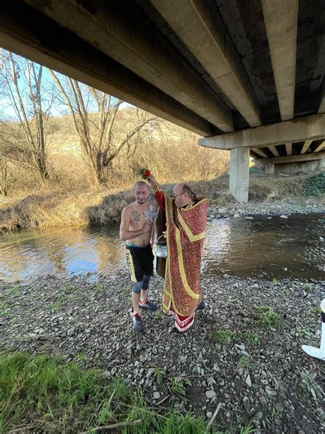 В Скравена Богоявленският кръст беше спасен от 33 годишния Павлин Василев Ботевград Новини