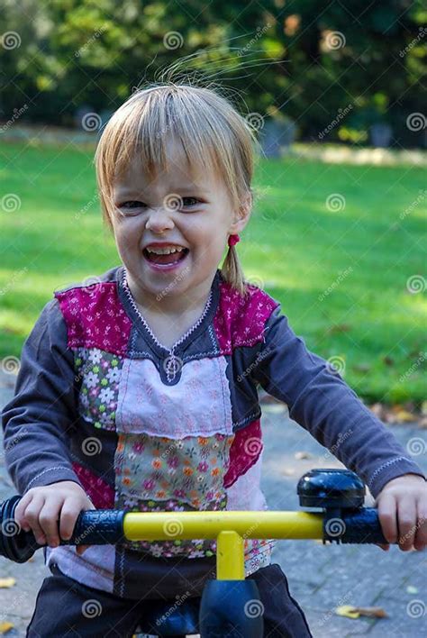 Aprender A Andar En Primera Bicicleta Foto De Archivo Imagen De Juego