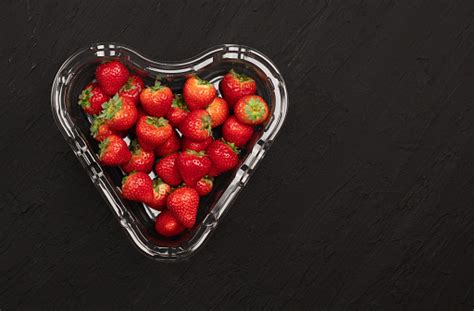 갓 딴 딸기가 있는 투명한 플라스틱 트레이 검은색으로 분리 건강한 생활방식에 대한 스톡 사진 및 기타 이미지 건강한 생활방식 건강한 식생활 검은색 Istock