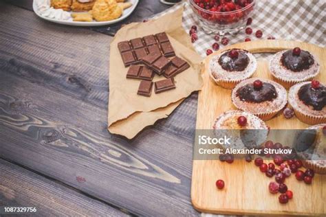 해피 뉴가 어 크랜베리 디저트 플레이트 Kraft 종이에 깨진된 초콜릿 바와 어두운 회색 배경 리넨 냅킨에 레몬 차 한잔에 과자 갈색에 대한 스톡 사진 및 기타 이미지