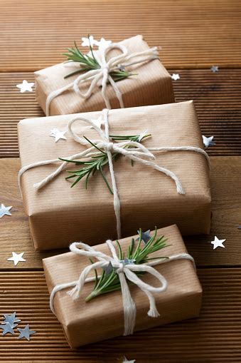 나무 배경 위에 갈색 크래프트 종이로 싸여 크리스마스 선물 상자 맨 위 보기입니다 갈색에 대한 스톡 사진 및 기타 이미지 갈색 갈색 용지 계절 Istock