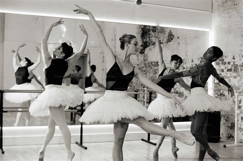 발레리나 그룹의 흑백 사진 사진 Unsplash의 댄스 이미지