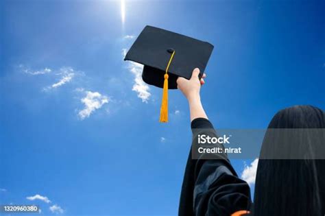 푸른 하늘의 배경에 졸업 모자를 들고 졸업생의 손을 닫습니다 학사모에 대한 스톡 사진 및 기타 이미지 학사모 던지기 하늘 Istock