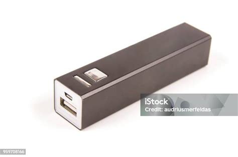 흰색 바탕에 격리 된 모바일 장치를 충전을 위한 전원 은행 Usb 케이블에 대한 스톡 사진 및 기타 이미지 Usb 케이블 급유 모던 양식 Istock