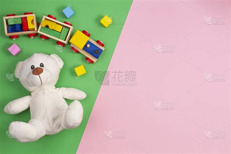 玩具 色彩鲜艳 儿童 木制 粉色 泰迪熊 微缩火车 积木 背景 婴儿