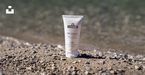 바위 해변에 앉아있는 자외선 차단제 튜브 사진 Unsplash의 무료 회색 이미지