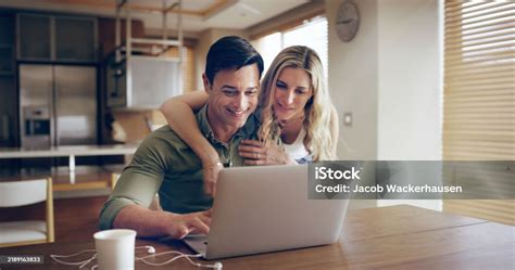 노트북으로 미소 짓고 커플과 집에서 포옹과 투자 은행 및 저축 수표에서 보살핌을 받으십시오 사랑 온라인 및 좋은 소식과 함께 기술 유대감 및 이메일과 인터넷 웹 검색을 통한