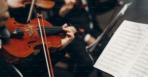 레스토랑에서 결혼식 피로연에서 공연하는 우아한 현악 사중주 극장에서 바이올린과 첼로를 연주하는 정장을 입은 잘생긴 남자