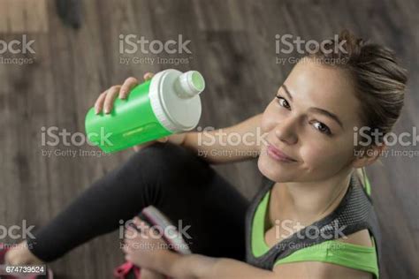체육관에서 연습 사이 브레이크에 물으로 병을 들고 여자 건강한 생활방식에 대한 스톡 사진 및 기타 이미지 건강한 생활방식 기대기 기진맥진 Istock