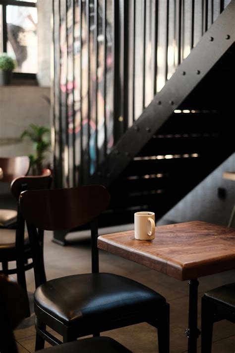 나무 가구가 있는 아늑한 커피숍 인테리어 · 무료 스톡 사진