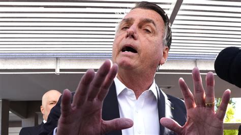 Em Meio A Tempestade De Crises Bolsonaro Admite Estar Em Risco No Brasil