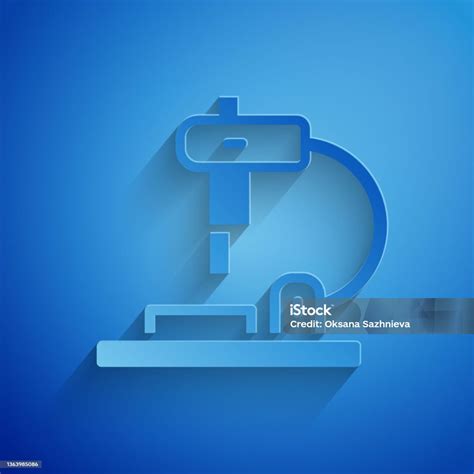 파란색 배경에 격리된 현미경 아이콘을 용지 잘라냅니다 화학 제약 기기 미생물학 확대 도구 종이 아트 스타일 벡터 3차원 형태에