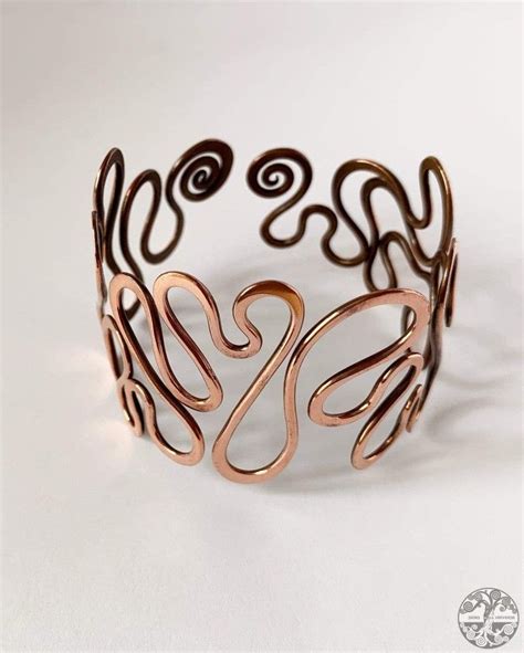 Pin By Monica Oliveira On Pulseiras Artesanais Wire Wrap Jewelry Designs Wire Jewelry Designs