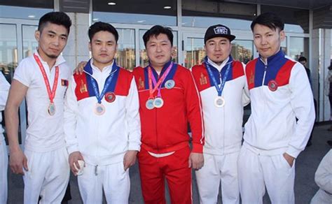 Дэлхийд аваргалсан шилдэг үсчид эх орондоо ирлээ