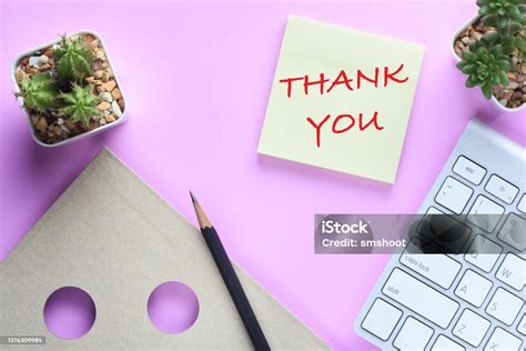 현대적인 책상에 스티커 노트에 작성해 주셔서 감사합니다 감사합니다에 대한 스톡 사진 및 기타 이미지 감사합니다 듣기 계획