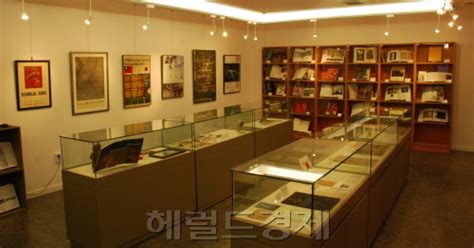 걸어다니는 미술사전김달진 한국미술 해외진출사 풀어내다