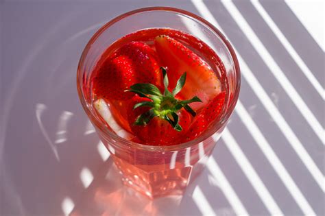 스파클링 와인 딸기 얼음 조각이있는 시원한 딸기 상그리아 한 잔으로 여전히 생활하십시오 상쾌한 여름 알코올 칵테일 음료 레모네이드 또는 아이스 티 텍스트 공간 복사 0명에