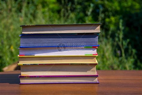 户外木桌上的一摞书高清图片下载 正版图片503968380 摄图网