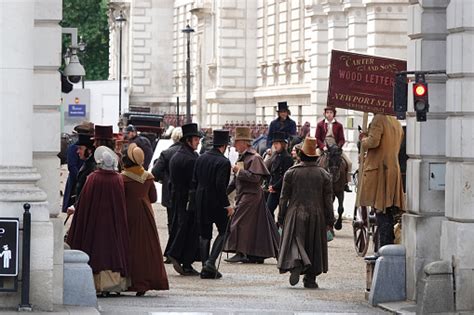 배우와 제작진과 함께 역사 드라마를 촬영하는 동안 북적이는 영화 무대 장면 개체 그룹에 대한 스톡 사진 및 기타 이미지 개체 그룹 건물 정면 건축 Istock
