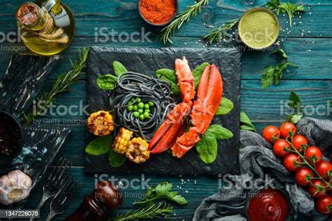 검은 돌 접시에 검은 파스타와 야채와 랍스터 발톱 해산물 맨 위 보기입니다 텍스트에 대한 여유 공간입니다 랍스터 롤에 대한 스톡 사진 및 기타 이미지 Istock