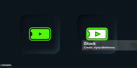 녹색 온라인 재생 비디오 아이콘은 검은 배경에 고립되어 있습니다 재생 기호가 있는 스마트폰 및 필름 스트립 검은색 사각형