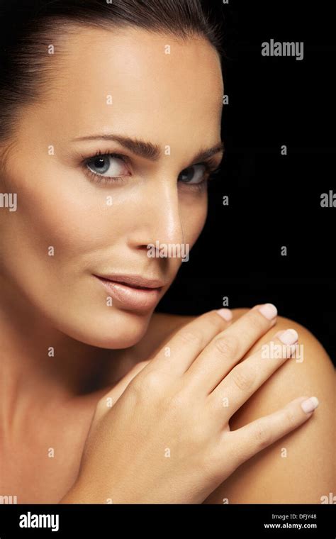 Libre De Droit Du Visage De La Belle Jeune Femme Avec Une Peau Parfaite