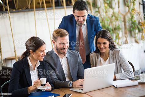 랩톱을 사용하여 새로운 비즈니스 프로젝트에 협력하는 비즈니스 인력 4 명에 대한 스톡 사진 및 기타 이미지 4 명 계획 글로벌 커뮤니케이션 Istock