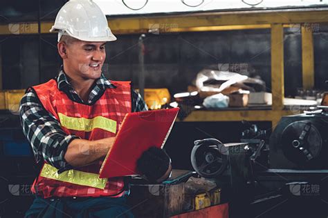 制造工人使用剪贴板完成作业程序检查表。