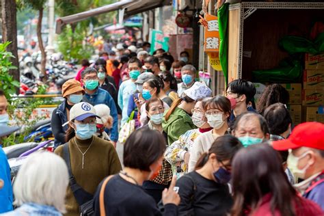 高雄過好年三鳳中街開跑 陳其邁首發小紅包偕阿基師煮年菜
