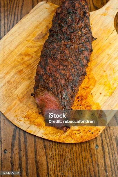 프라임 립 바베큐 또는 수제 바베큐 소스를 곁들인 쇠고기 안심하고 감자 튀김과 함께 제공됩니다 고전적인 전통적인 텍사스 바베큐 고기와 반찬 0명에 대한 스톡 사진 및 기타
