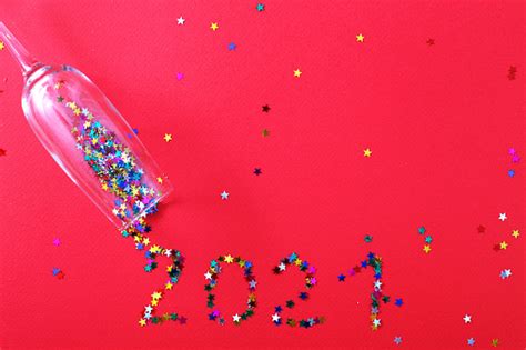 붉은 배경에 비문 2021의 형태로 흩어져 별 모양의 스팽글 샴페인 유리 2021년에 대한 스톡 사진 및 기타 이미지