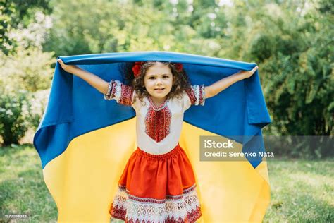 우크라이나 어 어린이 소녀 자수 셔츠 Vyshyvanka 와 노란색과 파란색 플래그 우크라이나 필드에서 8월에 대한 스톡 사진 및 기타 이미지 Istock