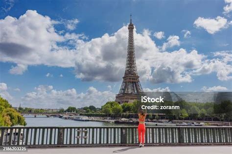 맑은 날 파리의 센 강 다리 위에서 스트레칭하는 스포츠 복장을 한 활동적인 여성 파리 일 드 프랑스에 대한 스톡 사진 및 기타 이미지 파리 일 드 프랑스 45 49세