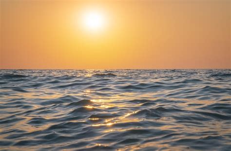 Ondas Do Mar E Pôr Do Sol Foto Premium