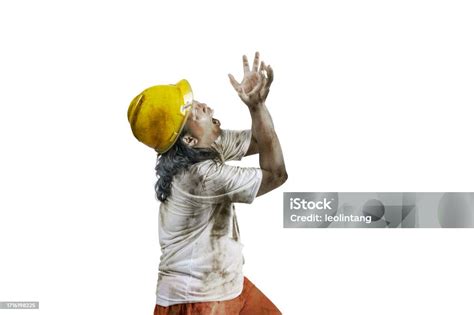 몸에 피와 상처가 있는 무서운 건설 노동자 좀비가 걷고 있다 갈고리 발톱에 대한 스톡 사진 및 기타 이미지 갈고리 발톱 개념 걷기 Istock