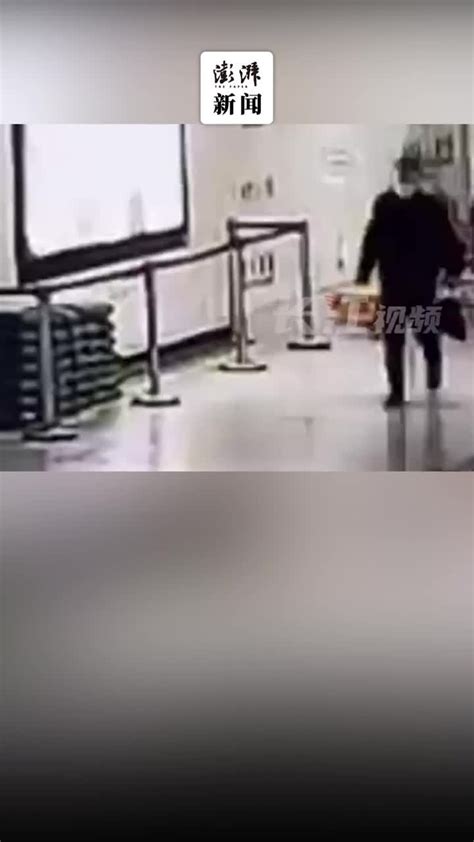地铁内乘客橘子散落一地，站长小跑帮忙拾取凤凰网视频凤凰网