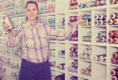 에 어로 졸 페인트 색상을 선택 하는 여자의 초상화 예술이 게에서 수 있습니다 고객에 대한 스톡 사진 및 기타 이미지 고객 고름 공예 Istock