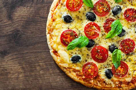 피자 마르게리타 또는 마가리타와 모 짜 렐 라 치즈 토마토 올리브 이탈리아 피자 나무 배경 0명에 대한 스톡 사진 및 기타 이미지 Istock